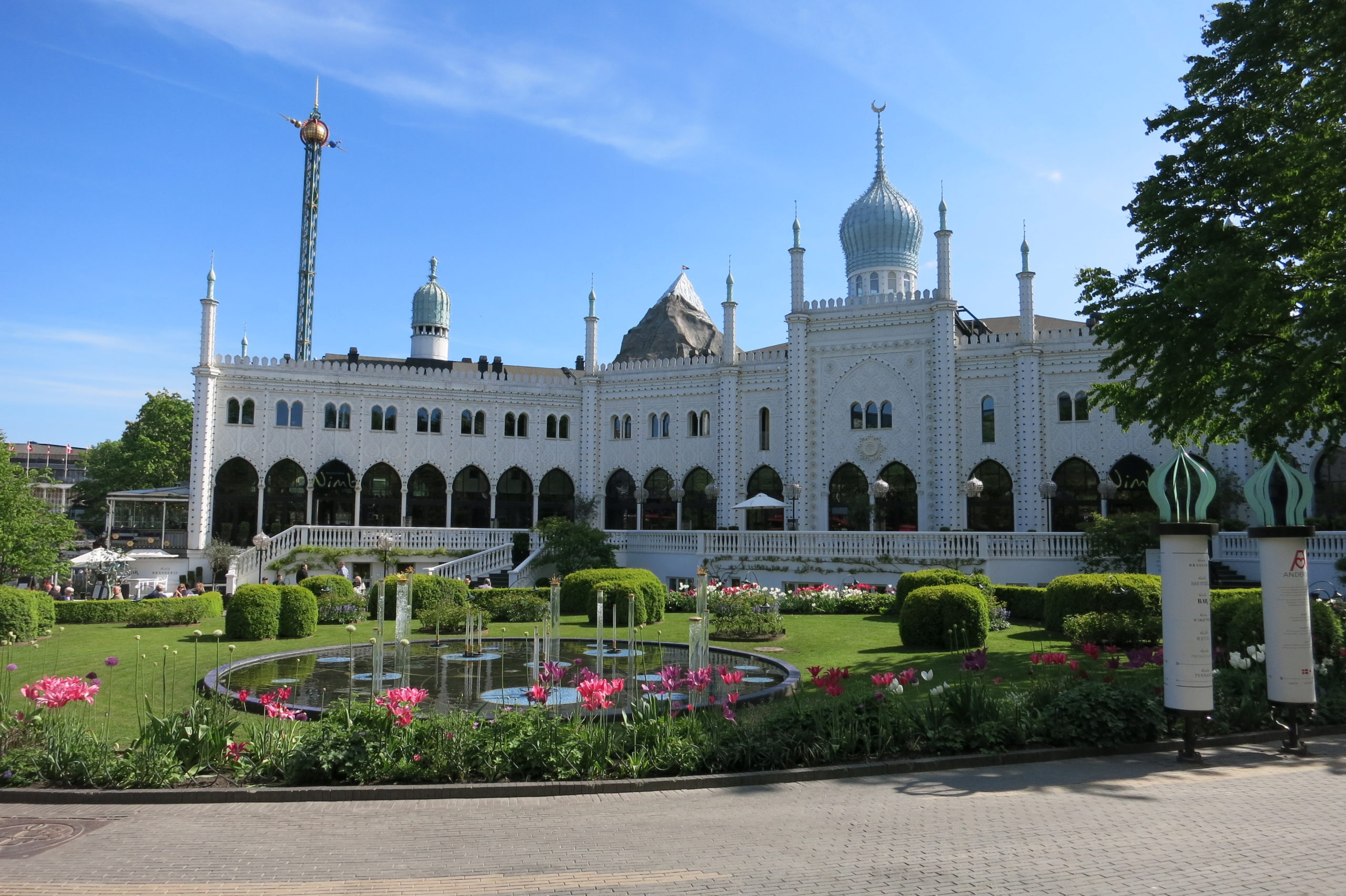 Discovering Theme Parks: New Media Literacy in Three Dimensions ...